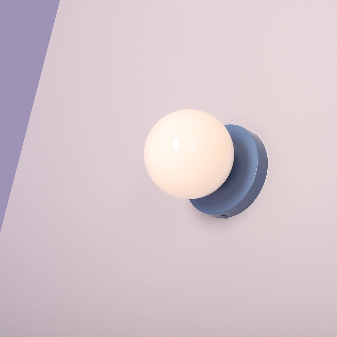 Kulisty kinkiet w niebieskiej oprawie BALL II DUSTY BLUE